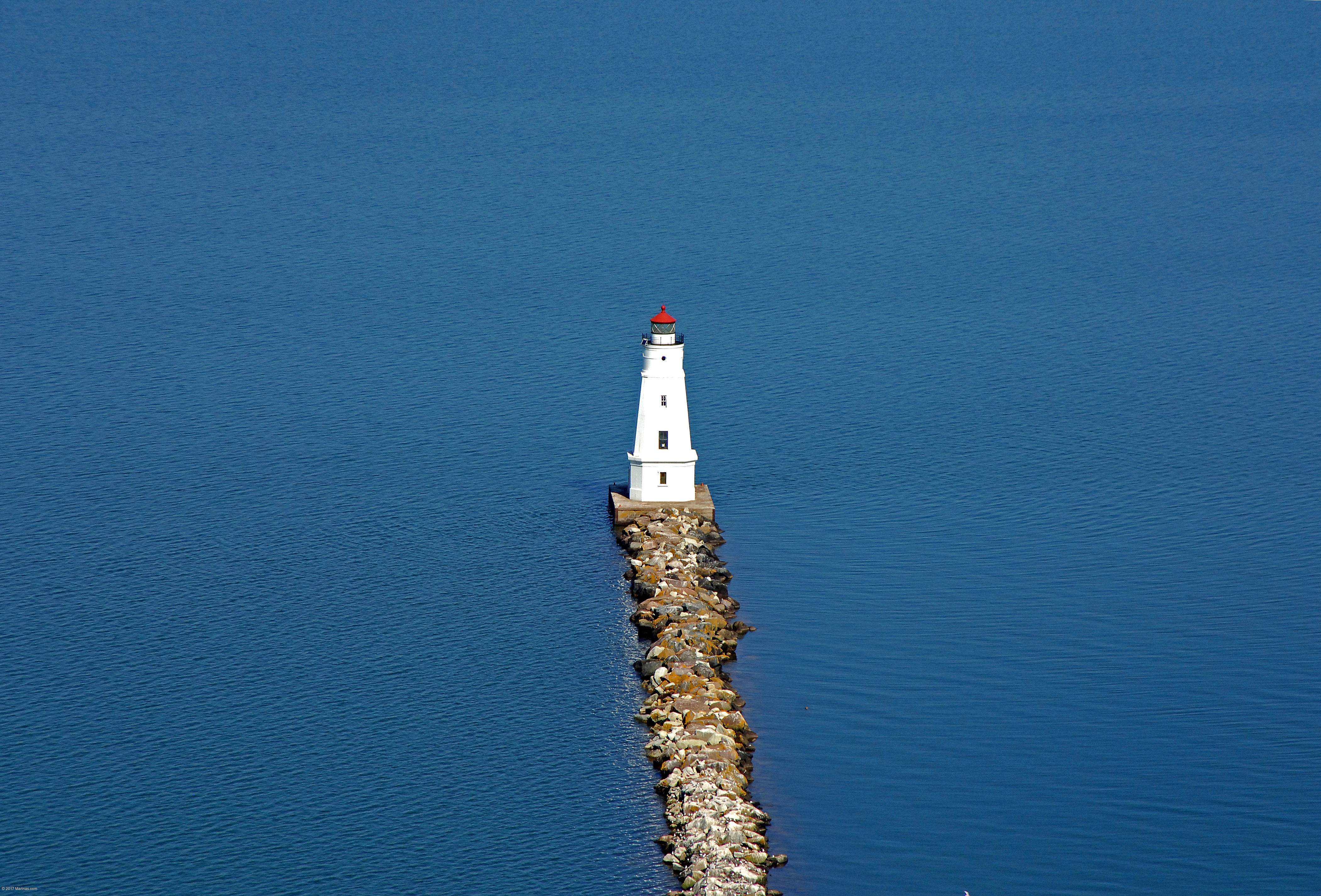 Ashland Breakwater Light (Ashland Harbor Breakwater Light) Lighthouse ...